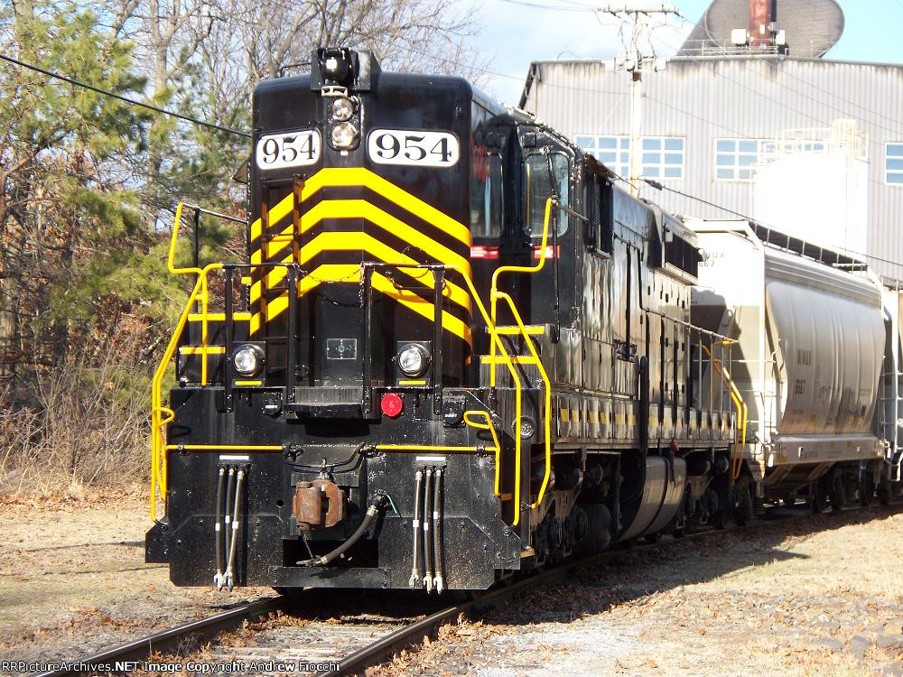 WINCHESTER & WESTERN 954 (SD9M), PULLING A CUT OF CARS OUT OF DURAN GLASS, MILLVILLE, NEW JERSEY